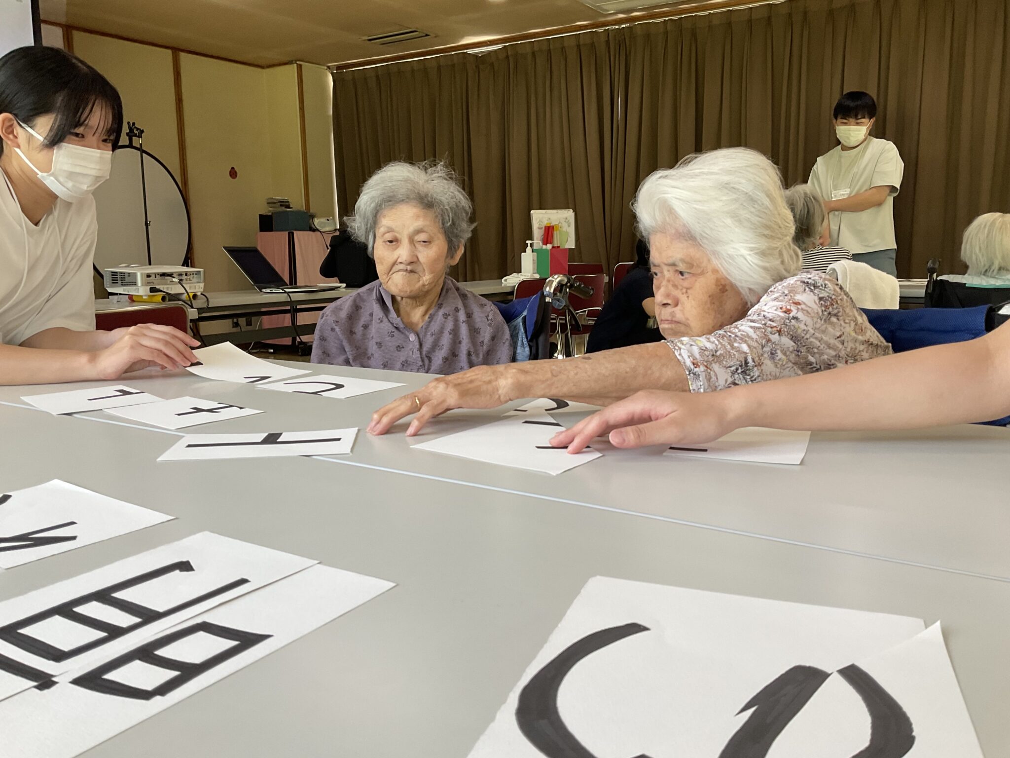 実習生企画レクPart2★体操・漢字パズル | 明石市の高齢者総合福祉施設 清華苑